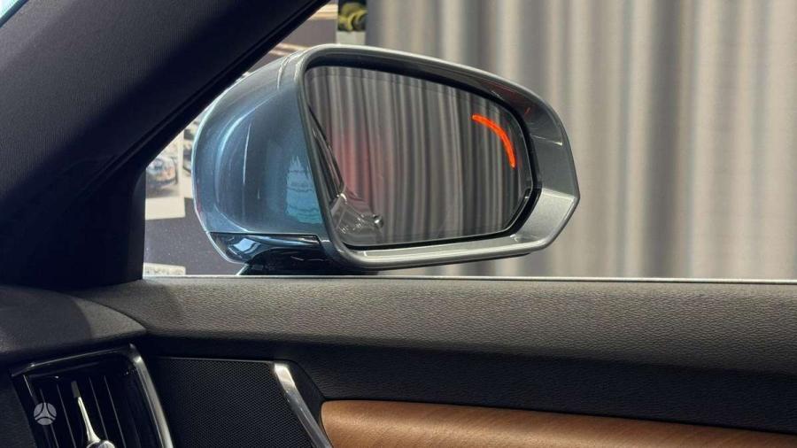Grey Volvo V90 2018 in Riga, with an engine capacity of 2.00 L and mileage of 196 thousand km for 16990 €, photo 9 on AUTOMOTO.COM.LV