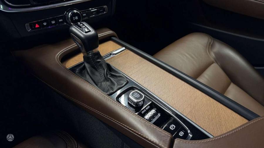 Grey Volvo V90 2018 in Riga, with an engine capacity of 2.00 L and mileage of 196 thousand km for 16990 €, photo 15 on AUTOMOTO.COM.LV