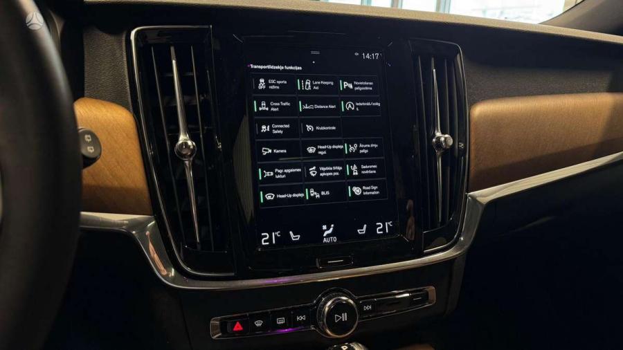 Grey Volvo V90 2018 in Riga, with an engine capacity of 2.00 L and mileage of 196 thousand km for 16990 €, photo 17 on AUTOMOTO.COM.LV