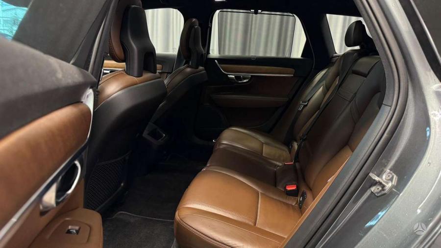 Grey Volvo V90 2018 in Riga, with an engine capacity of 2.00 L and mileage of 196 thousand km for 16990 €, photo 24 on AUTOMOTO.COM.LV