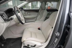 Grey Volvo V90 2018 in Vilnius, with an engine capacity of 1.97 L and mileage of 66 thousand km for 28000 €, photo 10 on AUTOMOTO.COM.LV