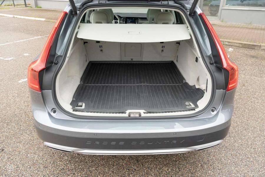Grey Volvo V90 2018 in Vilnius, with an engine capacity of 1.97 L and mileage of 66 thousand km for 28000 €, photo 12 on AUTOMOTO.COM.LV