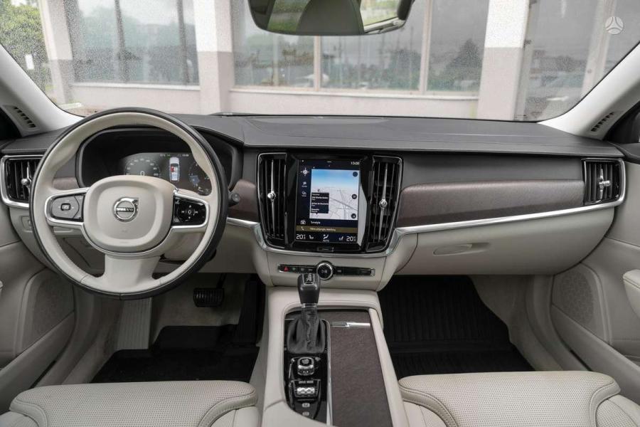 Grey Volvo V90 2018 in Vilnius, with an engine capacity of 1.97 L and mileage of 66 thousand km for 28000 €, photo 16 on AUTOMOTO.COM.LV