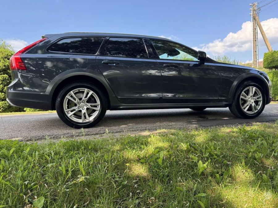 Grey Volvo V90 2018 in Alytus, with an engine capacity of 1.97 L and mileage of 283 thousand km for 16799 €, photo 1 on AUTOMOTO.COM.LV