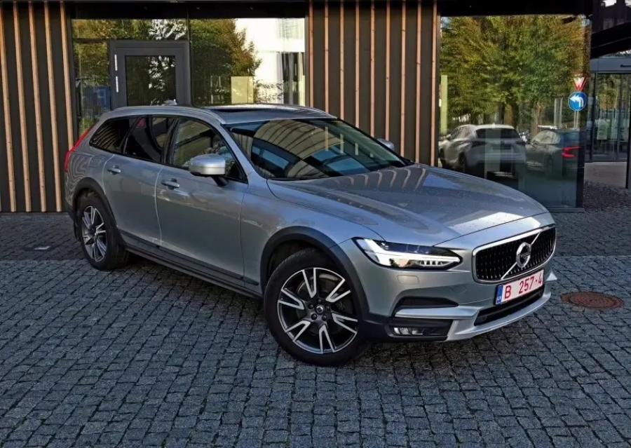 Grey Volvo V90 2018 in Riga, with an engine capacity of 2.00 L and mileage of 176 thousand km for 27500 €, photo 4 on AUTOMOTO.COM.LV