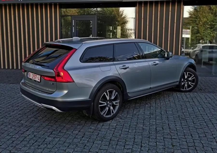 Grey Volvo V90 2018 in Riga, with an engine capacity of 2.00 L and mileage of 176 thousand km for 27500 €, photo 10 on AUTOMOTO.COM.LV