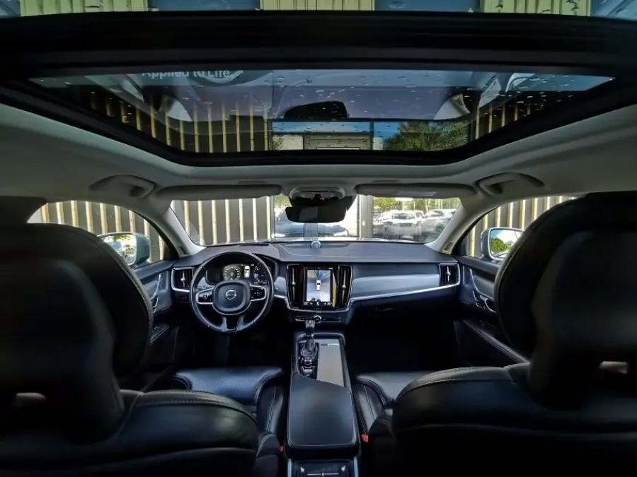 Grey Volvo V90 2018 in Riga, with an engine capacity of 2.00 L and mileage of 176 thousand km for 27500 €, photo 13 on AUTOMOTO.COM.LV