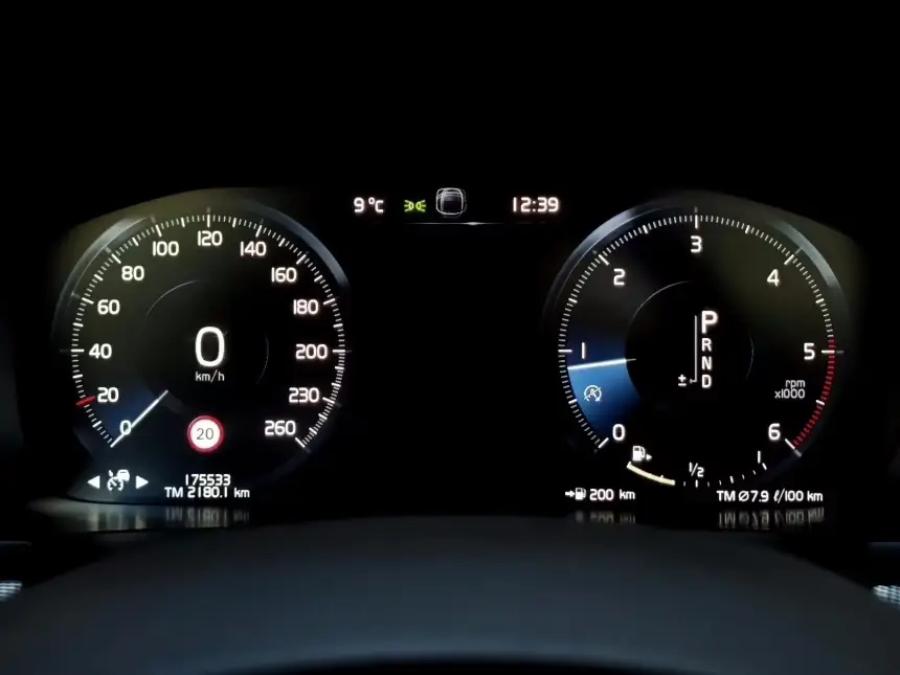 Grey Volvo V90 2018 in Riga, with an engine capacity of 2.00 L and mileage of 176 thousand km for 27500 €, photo 17 on AUTOMOTO.COM.LV