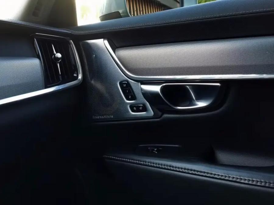 Grey Volvo V90 2018 in Riga, with an engine capacity of 2.00 L and mileage of 176 thousand km for 27500 €, photo 20 on AUTOMOTO.COM.LV