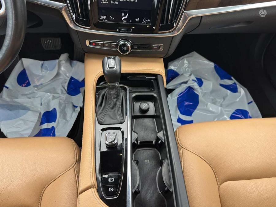 Grey Volvo V90 2018 in Kaunas, with an engine capacity of 2.00 L and mileage of 304 thousand km for 14290 €, photo 15 on AUTOMOTO.COM.LV