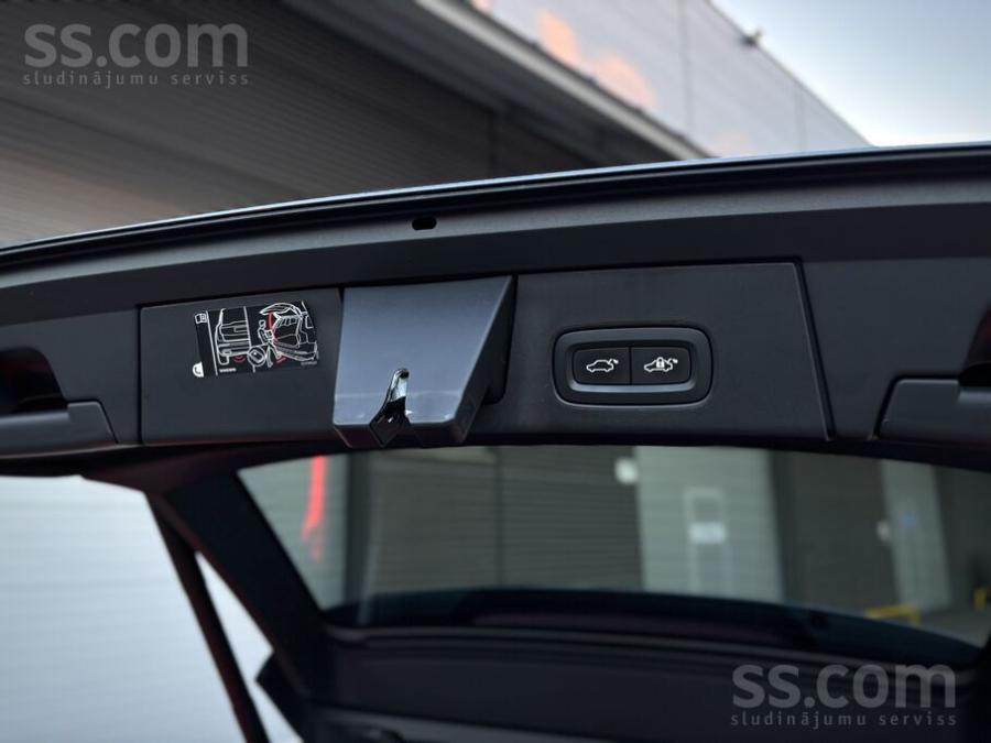 Grey Volvo V90 2018 in Riga, with an engine capacity of 2.00 L and mileage of 235 thousand km for 17200 €, photo 26 on AUTOMOTO.COM.LV