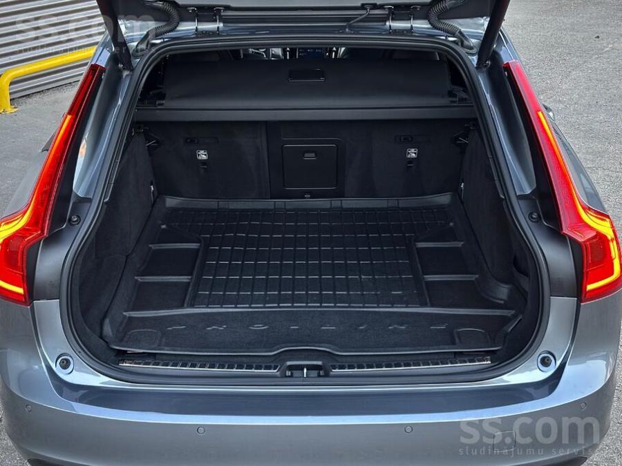 Grey Volvo V90 2018 in Riga, with an engine capacity of 2.00 L and mileage of 235 thousand km for 17200 €, photo 27 on AUTOMOTO.COM.LV