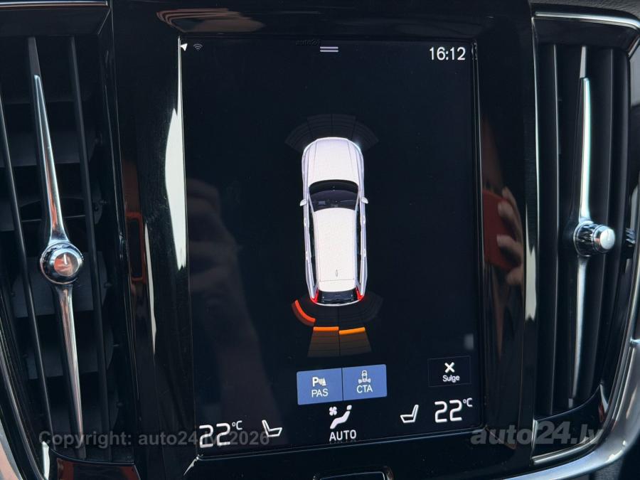 Pelēks Volvo V90 2018 Pērnava, ar dzinēja tilpumu 2.00 L un nobraukumu 136 tūkst. km par 21950 €, foto 16 vietnē AUTOMOTO.COM.LV