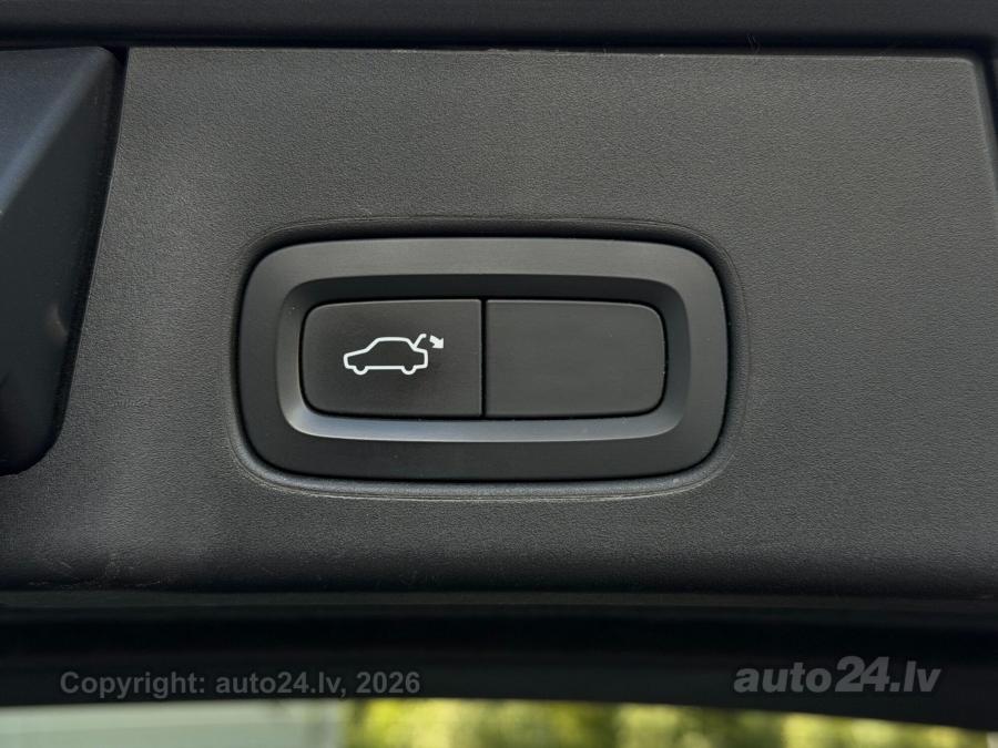Pelēks Volvo V90 2018 Pērnava, ar dzinēja tilpumu 2.00 L un nobraukumu 136 tūkst. km par 21950 €, foto 18 vietnē AUTOMOTO.COM.LV