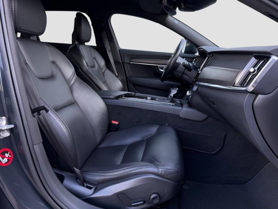 Grey Volvo V90 2018 in Parnu, with an engine capacity of 2.00 L and mileage of 136 thousand km for 21950 €, photo 6 on AUTOMOTO.COM.LV