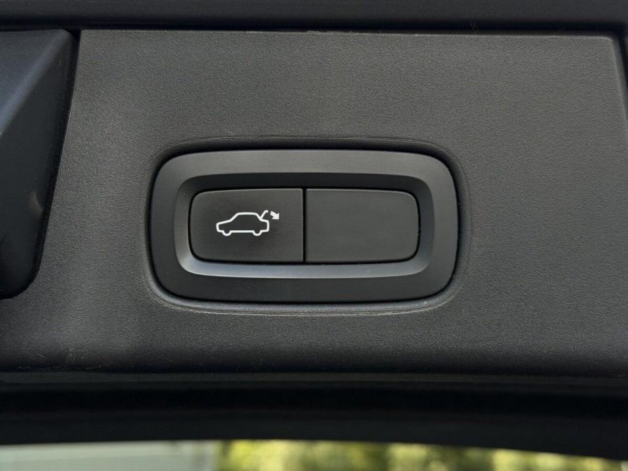 Grey Volvo V90 2018 in Parnu, with an engine capacity of 2.00 L and mileage of 136 thousand km for 21950 €, photo 18 on AUTOMOTO.COM.LV