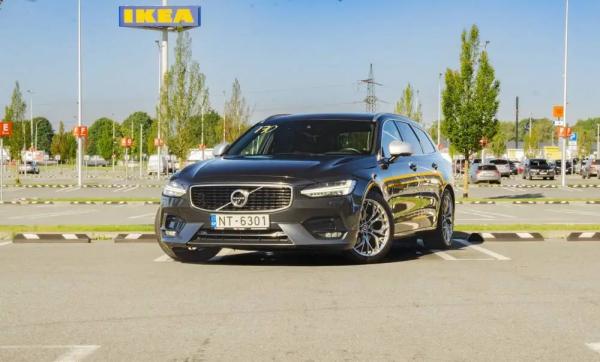 Volvo V90 2018 in Riga on AUTOMOTO.COM.LV Grey Volvo V90 2018 in Riga, with an engine capacity of 2.00 L and mileage of 352 thousand km for 17190 €, photo 1 on AUTOMOTO.COM.LV