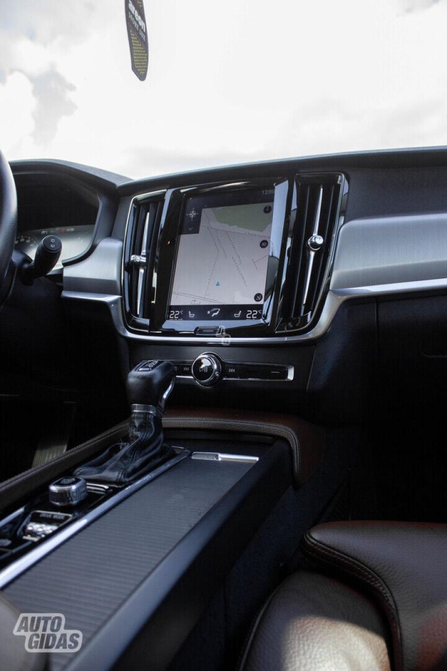 Grey Volvo V90 2018 in Kaunas, with an engine capacity of 2.00 L and mileage of 319 thousand km for 12800 €, photo 15 on AUTOMOTO.COM.LV