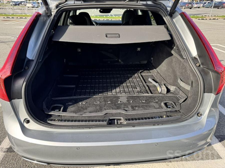 Pelēks Volvo V90 2018 Rīga, ar dzinēja tilpumu 2.00 L un nobraukumu 176 tūkst. km par 20500 €, foto 9 vietnē AUTOMOTO.COM.LV