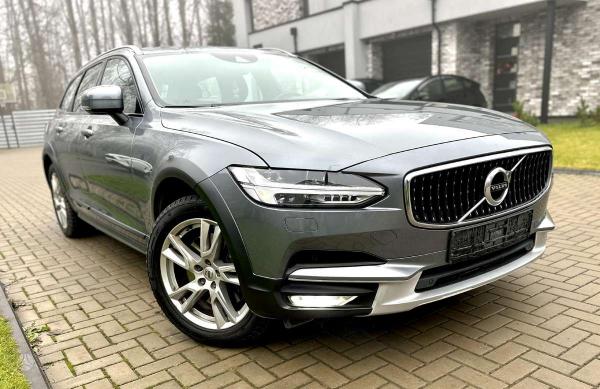 Grey Volvo V90 2019 in Vilnius, with an engine capacity of 1.97 L and mileage of 382 thousand km for 11900 €, photo 1 on AUTOMOTO.COM.LV