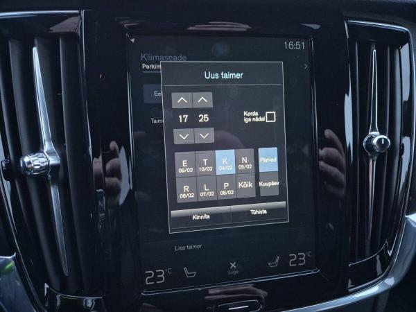 Grey Volvo V90 2019 in Parnu, with an engine capacity of 2.00 L and mileage of 139 thousand km for 25900 €, photo 11 on AUTOMOTO.COM.LV