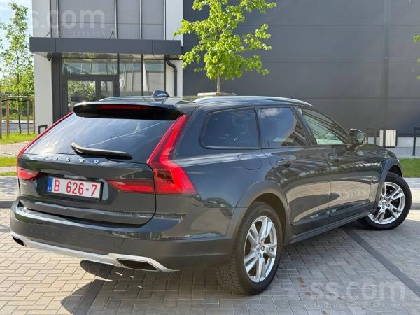 Grey Volvo V90 2019 in Riga, with an engine capacity of 2.00 L and mileage of 407 thousand km for 15999 €, photo 3 on AUTOMOTO.COM.LV
