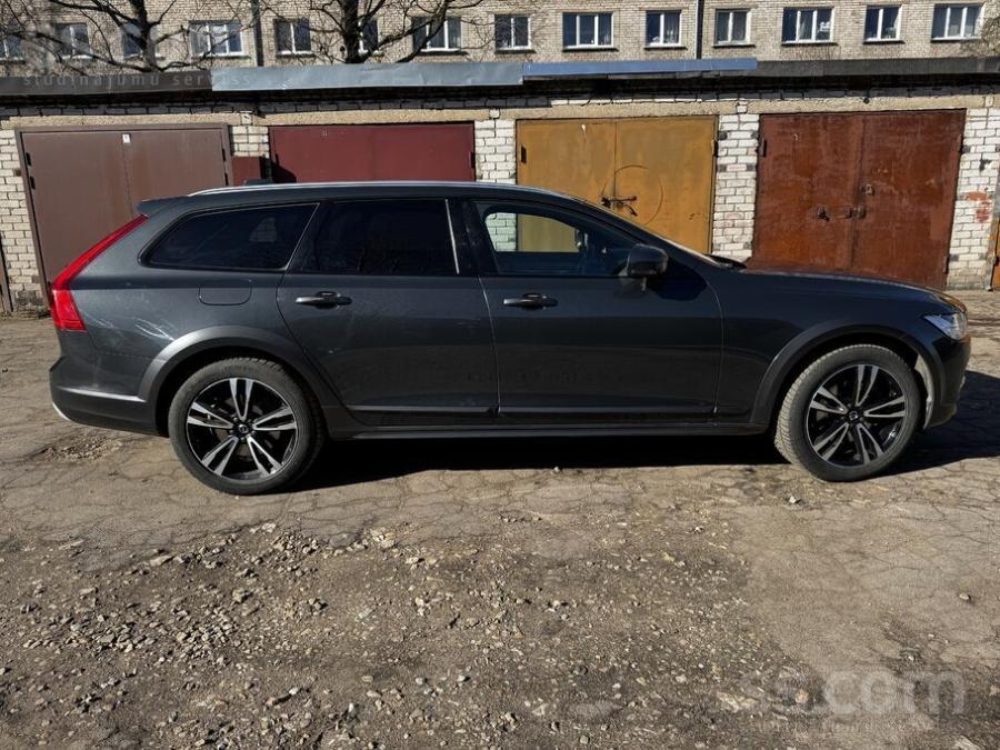 Grey Volvo V90 2019 in Riga, with an engine capacity of 2.00 L and mileage of 270 thousand km for 19800 €, photo 4 on AUTOMOTO.COM.LV