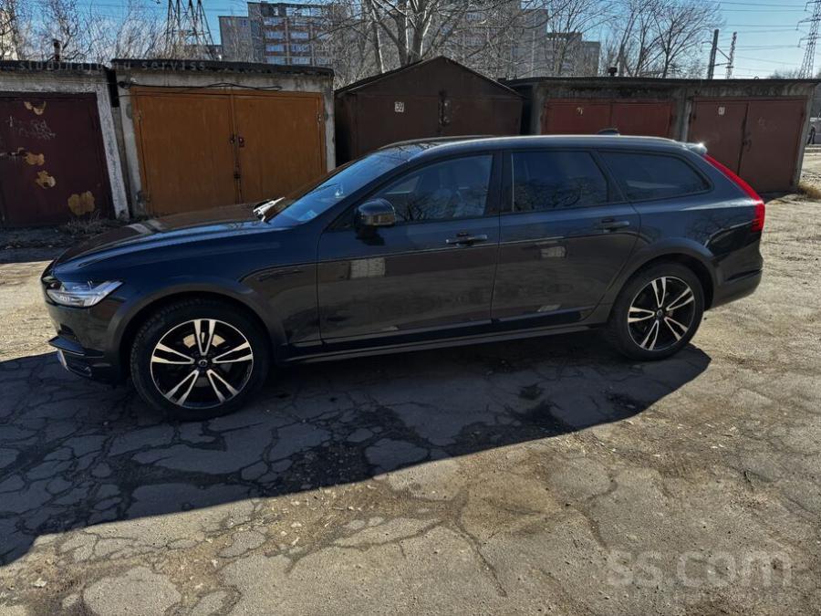 Grey Volvo V90 2019 in Riga, with an engine capacity of 2.00 L and mileage of 270 thousand km for 19800 €, photo 5 on AUTOMOTO.COM.LV