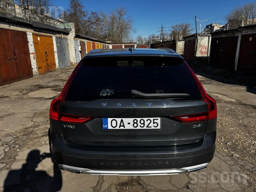 Grey Volvo V90 2019 in Riga, with an engine capacity of 2.00 L and mileage of 270 thousand km for 19800 €, photo 6 on AUTOMOTO.COM.LV