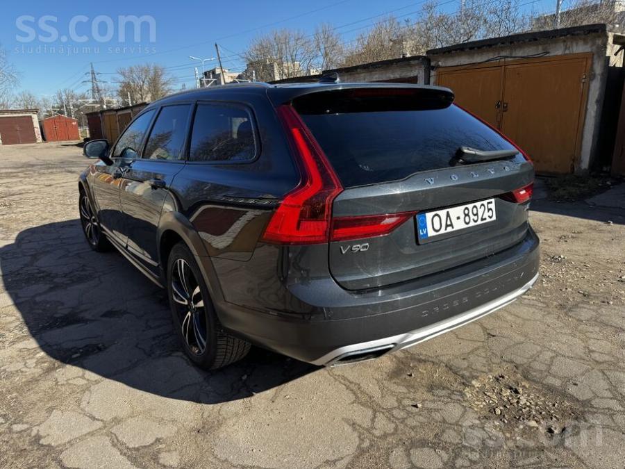 Grey Volvo V90 2019 in Riga, with an engine capacity of 2.00 L and mileage of 270 thousand km for 19800 €, photo 7 on AUTOMOTO.COM.LV