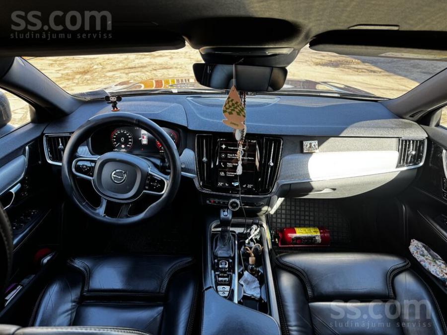 Grey Volvo V90 2019 in Riga, with an engine capacity of 2.00 L and mileage of 270 thousand km for 19800 €, photo 11 on AUTOMOTO.COM.LV