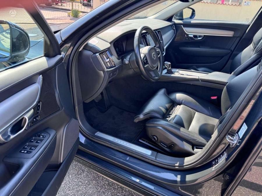 Grey Volvo V90 2019 in Vilnius, with an engine capacity of 1.97 L and mileage of 94 thousand km for 26000 €, photo 11 on AUTOMOTO.COM.LV