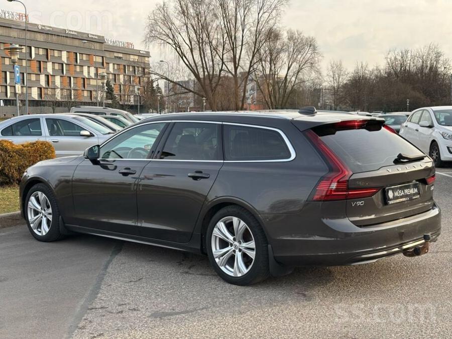 Grey Volvo V90 2020 in Riga, with an engine capacity of 2.00 L and mileage of 166 thousand km for 26900 €, photo 4 on AUTOMOTO.COM.LV