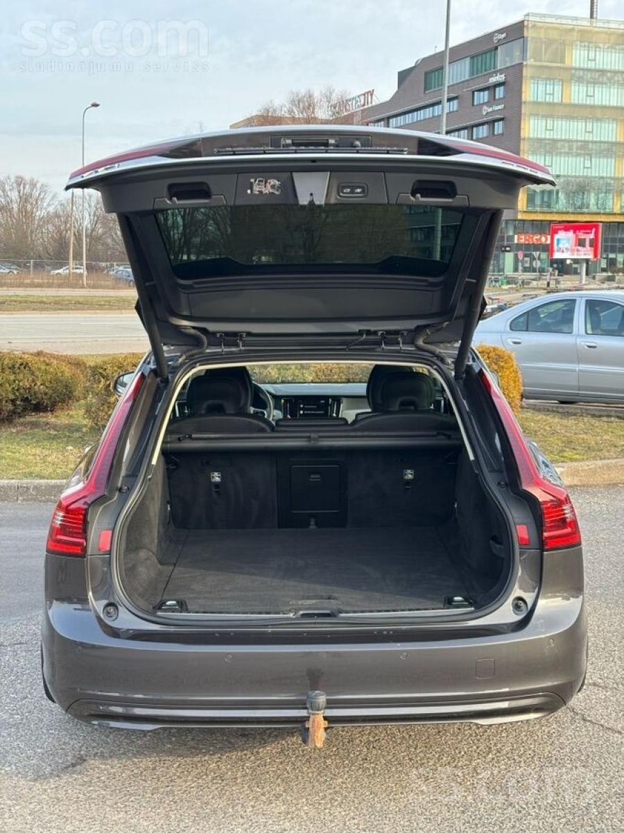 Grey Volvo V90 2020 in Riga, with an engine capacity of 2.00 L and mileage of 166 thousand km for 26900 €, photo 6 on AUTOMOTO.COM.LV