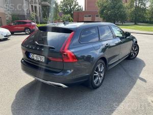 Grey Volvo V90 2020 in Riga, with an engine capacity of 2.00 L and mileage of 108 thousand km for 25500 €, photo 3 on AUTOMOTO.COM.LV