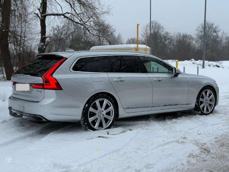 Grey Volvo V90 2020 in Vilnius, with an engine capacity of 1.97 L and mileage of 304 thousand km for 14500 €, photo 5 on AUTOMOTO.COM.LV