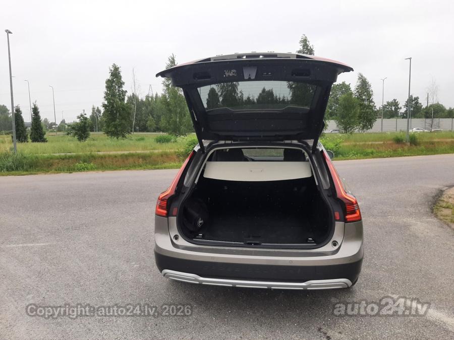 Grey Volvo V90 2020 in Tartu, with an engine capacity of 2.00 L and mileage of 196 thousand km for 24200 €, photo 6 on AUTOMOTO.COM.LV