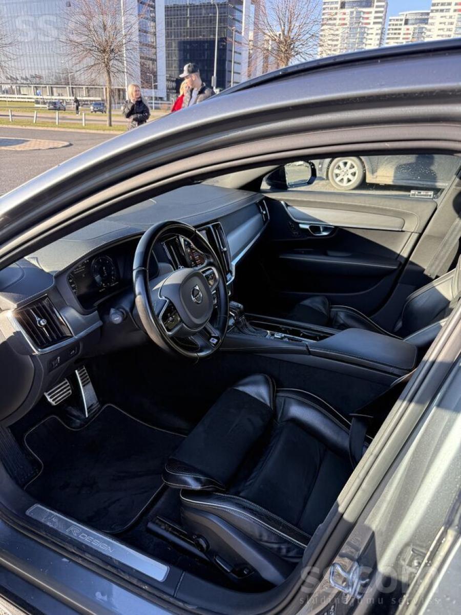 Grey Volvo V90 2020 in Riga, with an engine capacity of 2.00 L and mileage of 80 thousand km for 22900 €, photo 5 on AUTOMOTO.COM.LV