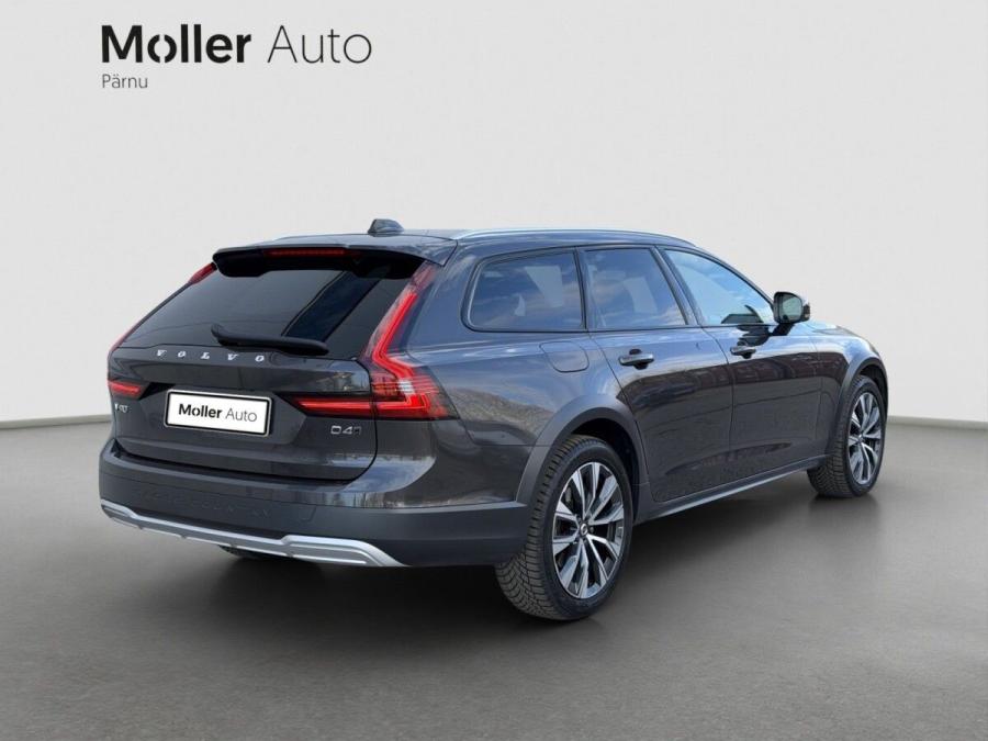 Pelēks Volvo V90 2020 Pērnava, ar dzinēja tilpumu 2.00 L un nobraukumu 180 tūkst. km par 29500 €, foto 3 vietnē AUTOMOTO.COM.LV