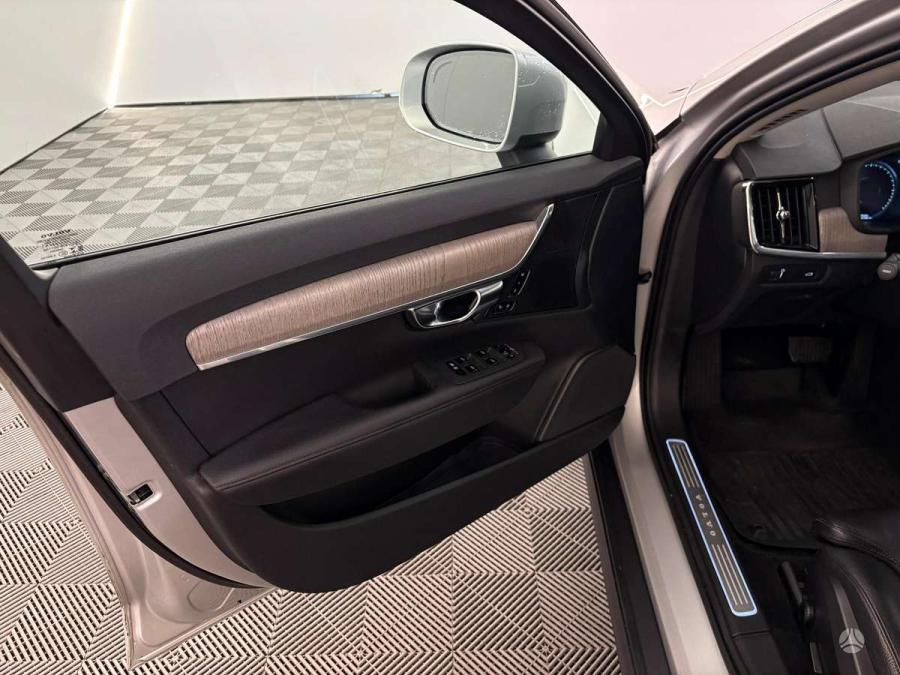 Grey Volvo V90 2020 in Marijampole, with an engine capacity of 1.97 L and mileage of 275 thousand km for 18999 €, photo 14 on AUTOMOTO.COM.LV
