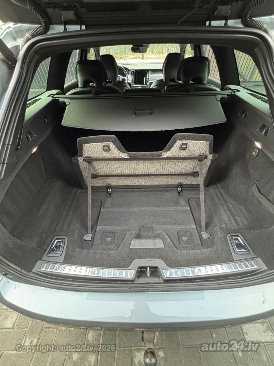 Pelēks Volvo V90 2020 Rapla, ar dzinēja tilpumu 2.00 L un nobraukumu 203 tūkst. km par 23600 €, foto 19 vietnē AUTOMOTO.COM.LV