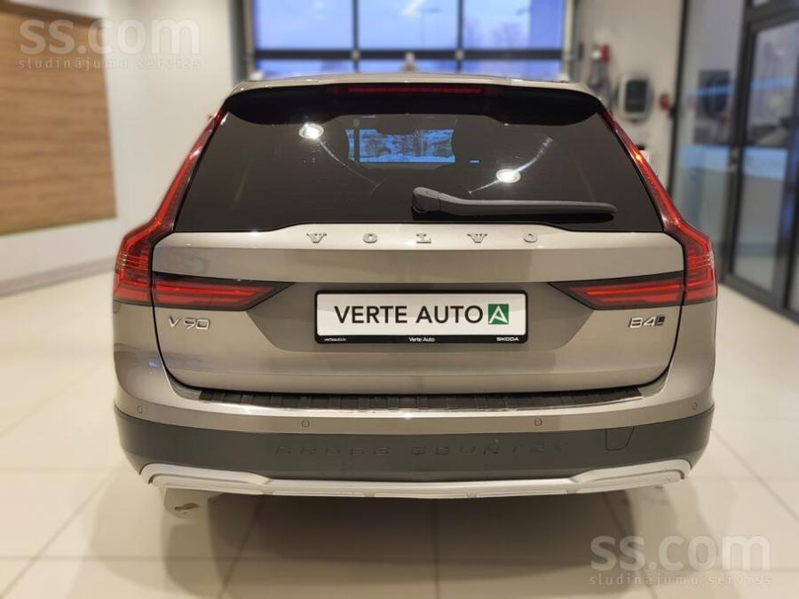 Grey Volvo V90 2021 in Riga, with an engine capacity of 2.00 L and mileage of 159 thousand km for 26490 €, photo 5 on AUTOMOTO.COM.LV