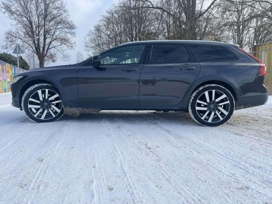 Grey Volvo V90 2021 in Vilnius, with an engine capacity of 1.97 L and mileage of 245 thousand km for 25900 €, photo 10 on AUTOMOTO.COM.LV