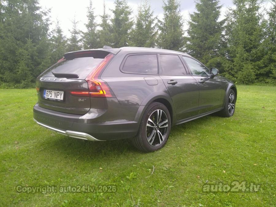 Grey Volvo V90 2021 in Tallinn, with an engine capacity of 2.00 L and mileage of 242 thousand km for 20000 €, photo 1 on AUTOMOTO.COM.LV