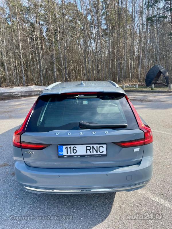 Pelēks Volvo V90 2021 Pērnava, ar dzinēja tilpumu 1.97 L un nobraukumu 89 tūkst. km par 32900 €, foto 4 vietnē AUTOMOTO.COM.LV