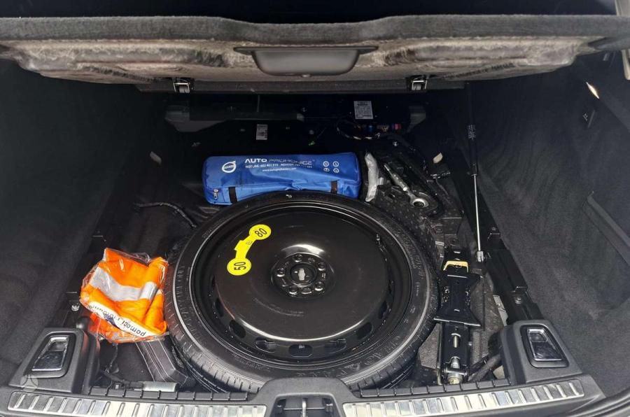 Pelēks Volvo V90 2021 Šauļi, ar dzinēja tilpumu 1.97 L un nobraukumu 175 tūkst. km par 24450 €, foto 24 vietnē AUTOMOTO.COM.LV