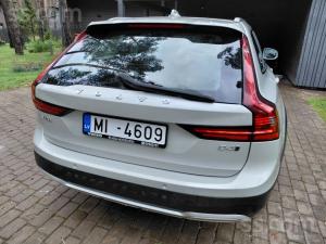 Grey Volvo V90 2021 in Riga, with an engine capacity of 2.00 L and mileage of 157 thousand km for 25900 €, photo 4 on AUTOMOTO.COM.LV