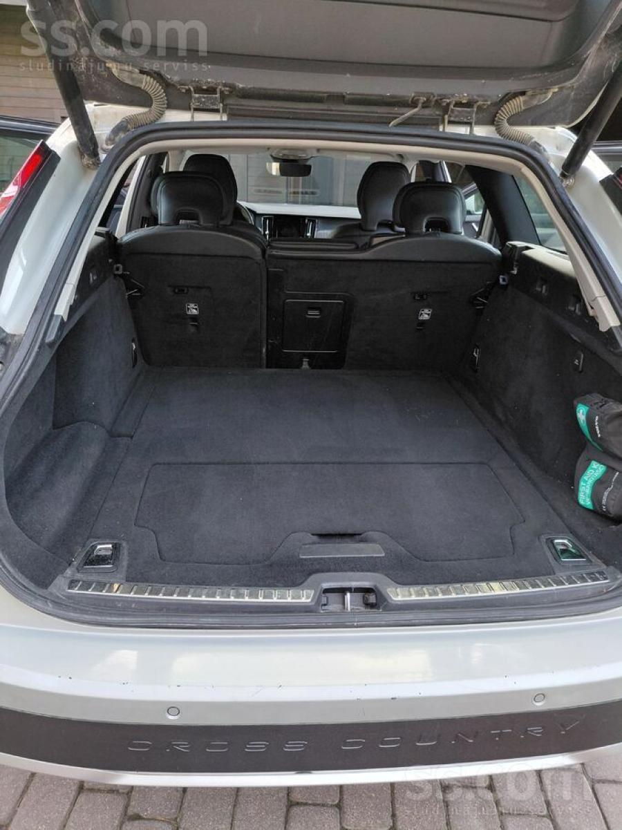 Grey Volvo V90 2021 in Riga, with an engine capacity of 2.00 L and mileage of 157 thousand km for 25900 €, photo 7 on AUTOMOTO.COM.LV