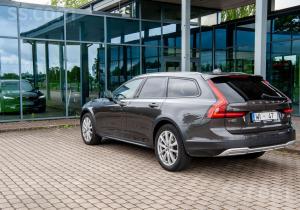 Grey Volvo V90 2022 in Cesis, with an engine capacity of 2.00 L and mileage of 106 thousand km for 31950 €, photo 5 on AUTOMOTO.COM.LV