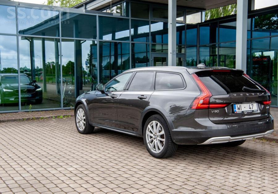 Grey Volvo V90 2022 in Cesis, with an engine capacity of 2.00 L and mileage of 106 thousand km for 31950 €, photo 5 on AUTOMOTO.COM.LV